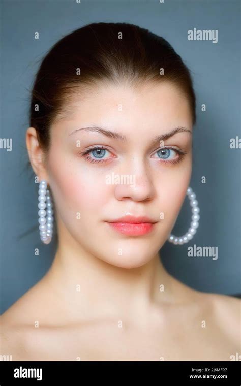 Cara de modelo caucásico joven con piel suave y ojos hermosos Retrato