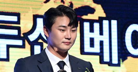 포토 정철원 신인왕 트로피 번쩍
