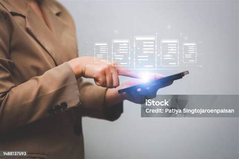 온라인 문서를 통해 가상 모니터를 만지는 비즈니스 여성은 종이 없는 품질 보증 및 Erp 관리 개념을 승인합니다 검사 보기에 대한 스톡 사진 및 기타 이미지 Istock