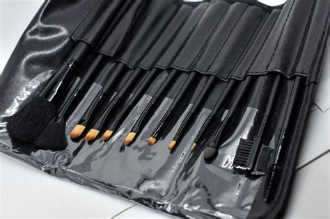 메이크업과 속눈썹 브러쉬 화장품 개념 메이크업 개념 텍스트에 대한 공간 이미지를 복사하기위한 다양한 전문 여성 화장품 브러시의 평면 상단보기 세트 0명에 대한 스톡 사진 및