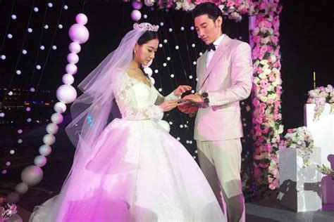新郎婚礼白婚礼新郎装婚礼新郎入场大山谷图库