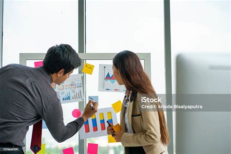 혼합 인종 비즈니스 여성은 서 남성 동료와 명확한 보드에 비즈니스 프로젝트를 제시 20 24세에 대한 스톡 사진 및 기타 이미지
