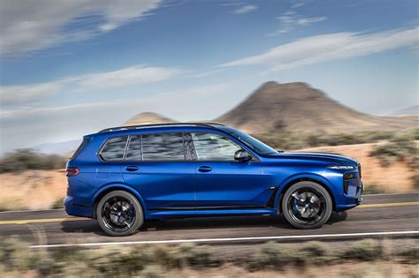Nova geração do BMW X7 conta um visual distinto e algo controverso