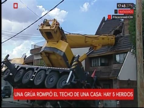 Volcó Una Grúa En Mataderos Y Destruyó El Techo De Una Casa Hay Cinco