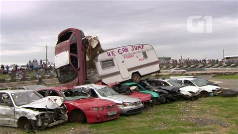 Motoristas Se Arriscam Ao Saltar Sobre Carros Empilhados Na Inglaterra