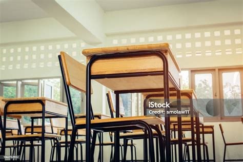 학교 개념 돌아가기 학교 빈 교실 젊은 학생 중 등 교육의 인테리어 없이 고등학교 태국에서 공부 하는 수업을 위한 강의실 책상