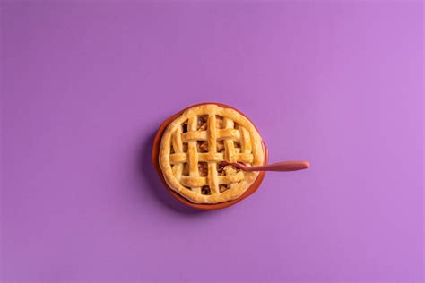 紫色の背景にスプーンでミニ アップルパイビューの上 アップルパイのストックフォトや画像を多数ご用意 アップルパイ カラー背景