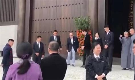 91岁李嘉诚近况曝光！多人陪同前往佛堂祈福，事后骑电动车离去李泽楷网友做法