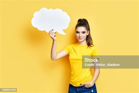 복사 공간 Fot 텍스트와 빈 음성 거품을 들고 예쁜 젊은 여성 대화 풍선 문자 기호에 대한 스톡 사진 및 기타 이미지 대화 풍선 문자 기호 여자 20 24세
