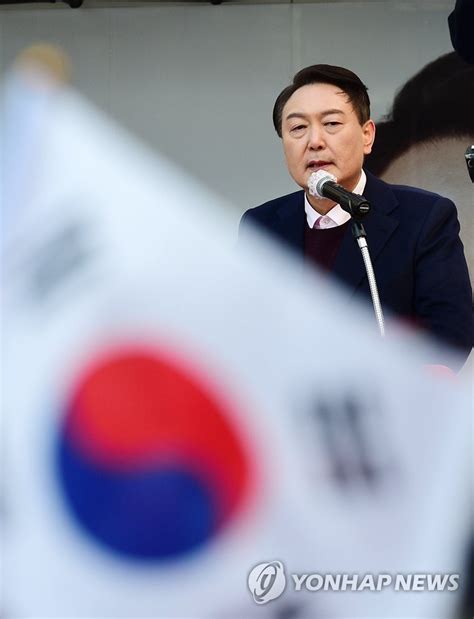 지지 호소하는 윤석열 연합뉴스