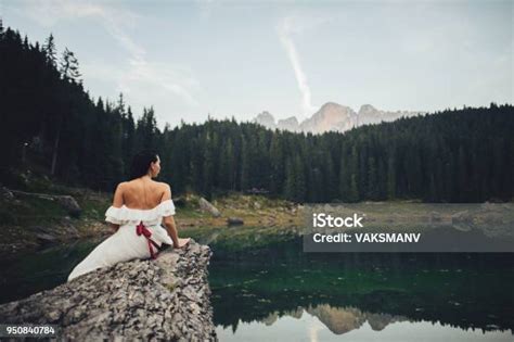 아름 다운 세련 된 신부 및 신랑 여름 이탈리아 Trentino 알토 아디 제에서에서 높은 산 풀밭에서 산책 결혼 의식에 대한
