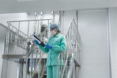 태블릿을 보고 있는 파란색 양복을 입은 과학자 여자 계단에 서 사진 Unsplash의 능률 이미지