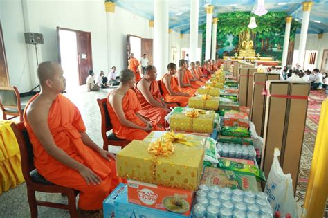 ប្រធានក្រុមការងាររាជរដ្ឋាភិបាល ចុះជួយខណ្ឌកំបូល អរព្រះគុណដល់ព្រះសង្ឃ