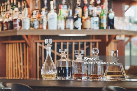 알코올 바 정체불명의 알코올의 다양한 브랜드로 가득 나무 바 0명에 대한 스톡 사진 및 기타 이미지 0명 독한 술 디자인 Istock