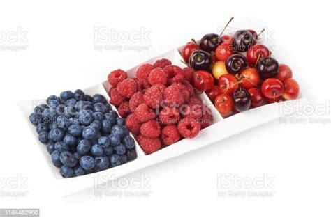 혼합 배열 블루베리 라즈베리 체리 등 다양한 베리가 흰색 배경에 고립되어 있습니다 과일에 대한 스톡 사진 및 기타 이미지 과일 까치밥나무 열매류 딸기 Istock