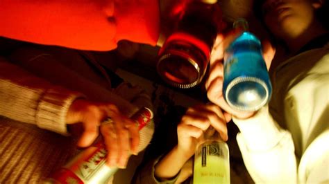 Jugendliche und Alkohol Per SMS nüchtern bleiben News SRF