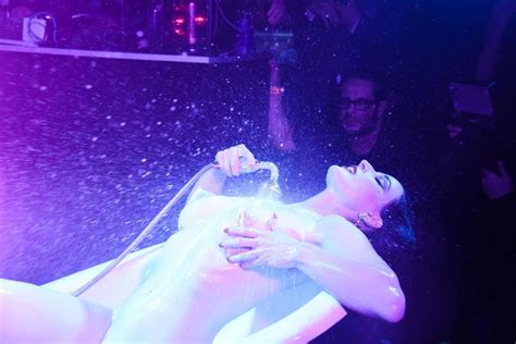 Dita Von Teese Topless 10 Photos The Fappening