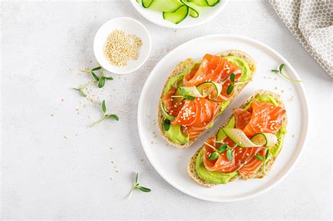 소금에 절인 연어 과카몰리 아보카도 마이크로그린이 있는 샌드위치를 엽니다 해산물 건강한 음식 맨 위 보기입니다 0명에 대한 스톡 사진 및 기타 이미지 Istock