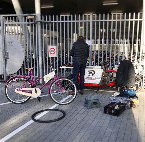 자전거문화사회적협동조합 카고바이크에 정비공구와 부품을 싣고 이동하면서 자전거를 고치는 미캐닉의