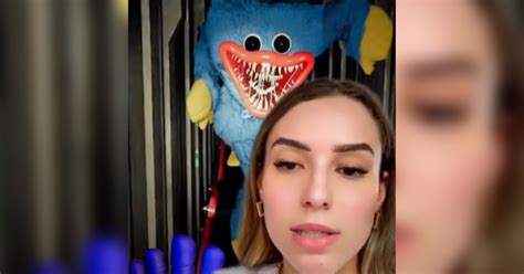 Huggy Wuggy O Boneco Assustador Febre No Tiktok Que Ameaça Abraçar
