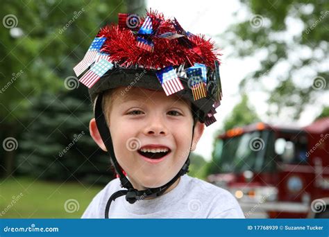 El Muchacho Se Vistió Para Arriba Para Un to Del Desfile De Julio Imagen de archivo Imagen de