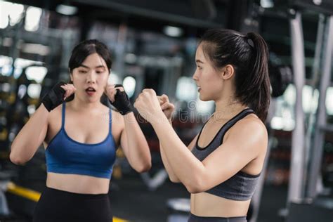 Deportistas Jóvenes Asiáticas Entrenando Boxeadoras Usando Correa En La