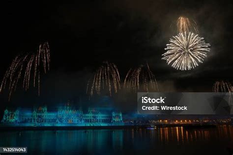 세인트 이스트반 데이에 부다페스트의 밤하늘에서 폭발하는 다채로운 불꽃 놀이의 아름다운 샷 검은색에 대한 스톡 사진 및 기타 이미지 검은색 경관 낮 Istock