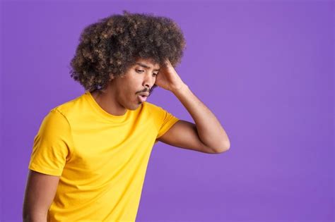 Premium Photo African Man Gesturing That He Is Forgetting Something