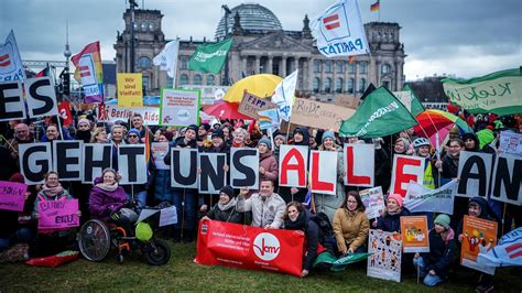 Großdemonstration Zehntausende Versammeln Sich In Berlin Zur