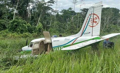Aeronave Bate Em Buraco Durante O Pouso No Aeroporto De Marechal Thaumaturgo E Sai Da Pista