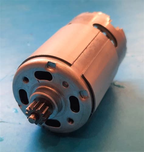 Двигатель для шуруповерта MAKITA 10,8V LI-ON, вал-3 mm с шестерней от ...