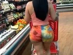 Moreninha Deliciosa No Supermercado Fazendo Compras De Shortinho Uma Bunda Enorme De Deixar