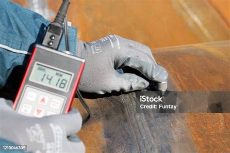 검사관은 두께 측정 장치와 파이프 재료의 벽 두께를 측정하고 있습니다 강철에 대한 스톡 사진 및 기타 이미지 강철 건강관리와 의술 검사 보기 Istock