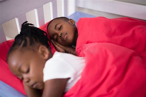 Bruder Und Schwester Die Zu Hause Auf Bett Schlafen Stockfoto Bild