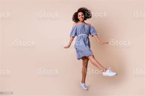 반짝이는 예쁜 숙녀가 줄무늬 의상을 입고 빈 공간을 걷는 춤을 추는 전체 길이 사진 고립 된 베이지 색 배경 20 24세에 대한 스톡 사진 및 기타 이미지 Istock
