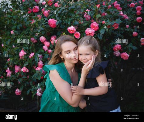 Portrait De Famille Maman Embrasse Et Embrasse Sa Petite Fille Sur Le
