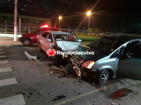 URGENTE Grave colisão frontal entre carros deixa motoristas lesionados