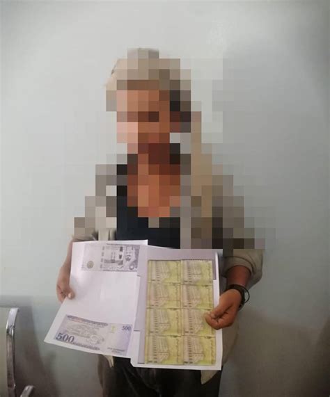 القبض على متهم بتزوير عملات محلية وأجنبية في أحد فنادق العاصمة عدن