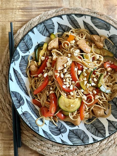 Wok de nouilles au poulet et légumes recettefacile