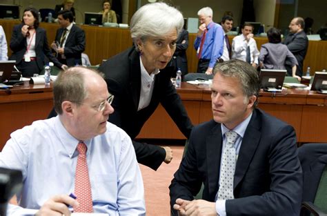 Τώρα και η Λαγκάρντ εναντίον τρόικας
