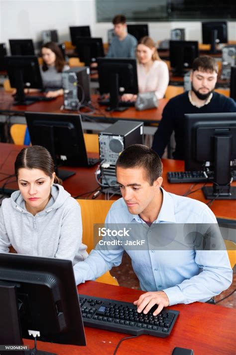 computer science teacher supervises the execution of a programming task