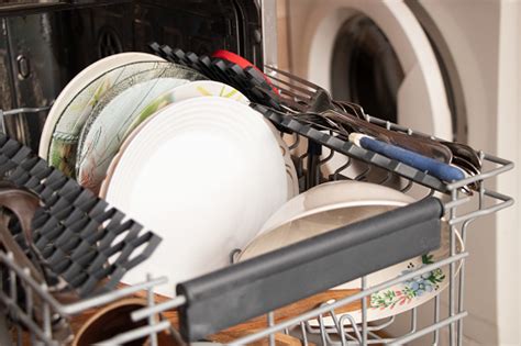 부엌에서 집에서 깨끗한 요리가있는 식기 세척기 설거지 깨끗한 접시 0명에 대한 스톡 사진 및 기타 이미지 0명 가득 찬 가사 집안일 Istock