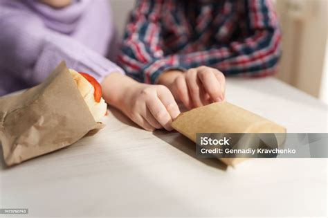 어린 소년과 소녀가 함께 감자 튀김을 먹고 있습니다 그리스 레스토랑에서 점심 먹으러 패스트 푸드를 즐기는 인식 할 수없는 백인 아이들 2명에 대한 스톡 사진 및 기타 이미지