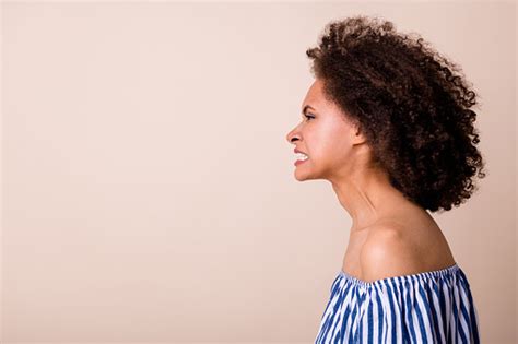 만족스럽지 못한 부정적인 사람의 프로필 초상화 웃는 치아는 베이지 색 배경에 고립 된 빈 공간을 보입니다 20 24세에 대한