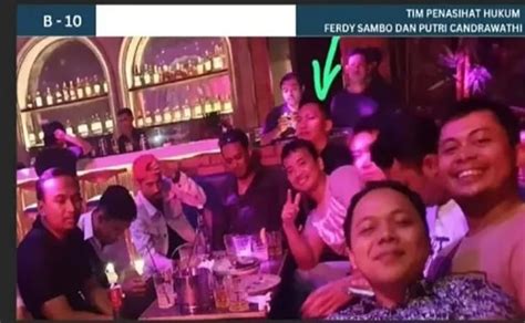 Pengacara Sambo Pamer Foto Brigadir J Bareng Teman Pesta Di Klub Malam