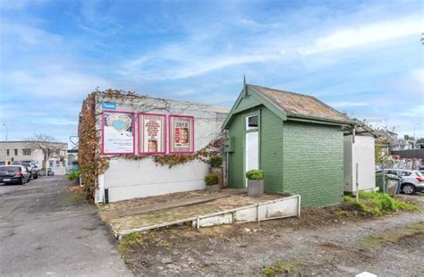 Un couple paie euros pour une vieille petite maison abandonnée pour l amour de son