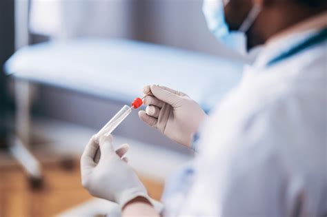 실험실 환경에서 보호 장갑과 마스크로 시험관을 다루는 의료 전문가 30 34세에 대한 스톡 사진 및 기타 이미지 30 34세 Stem 주제 건강 검진 Istock