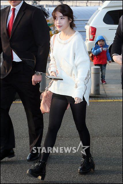 포토 아이유 핫팬츠 공항패션