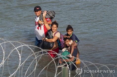 날카로운 레이저 와이어위험천만 美 국경 넘는 멕시코 이민자 연합뉴스
