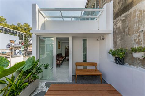 Nhà Trong Hẻm ở Quận 10 Luôn Thoáng Sáng Nhờ Giải Pháp Mặt Tiền Kết